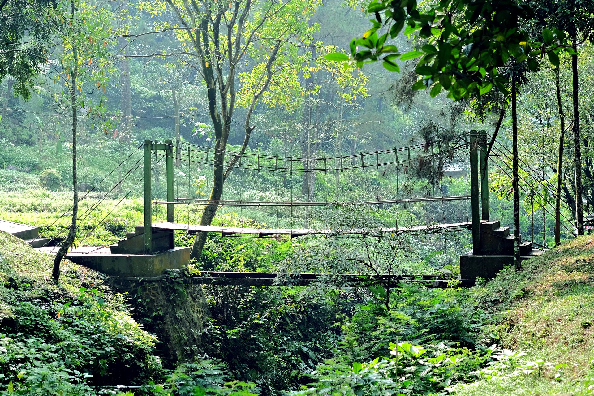 Sanierung Fußgängerbrücke zum Sportzentrum: Der Bodenbelag der ...
